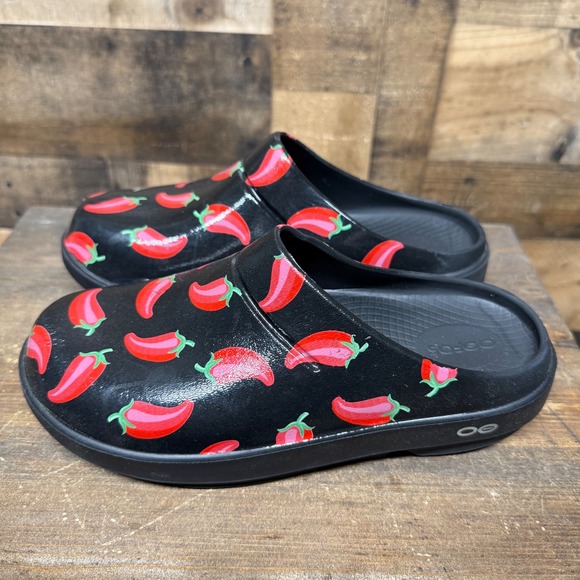 OOFOS | Shoes | Oofos Oocloog Clog Black Chili Pepper Print Recovery ...